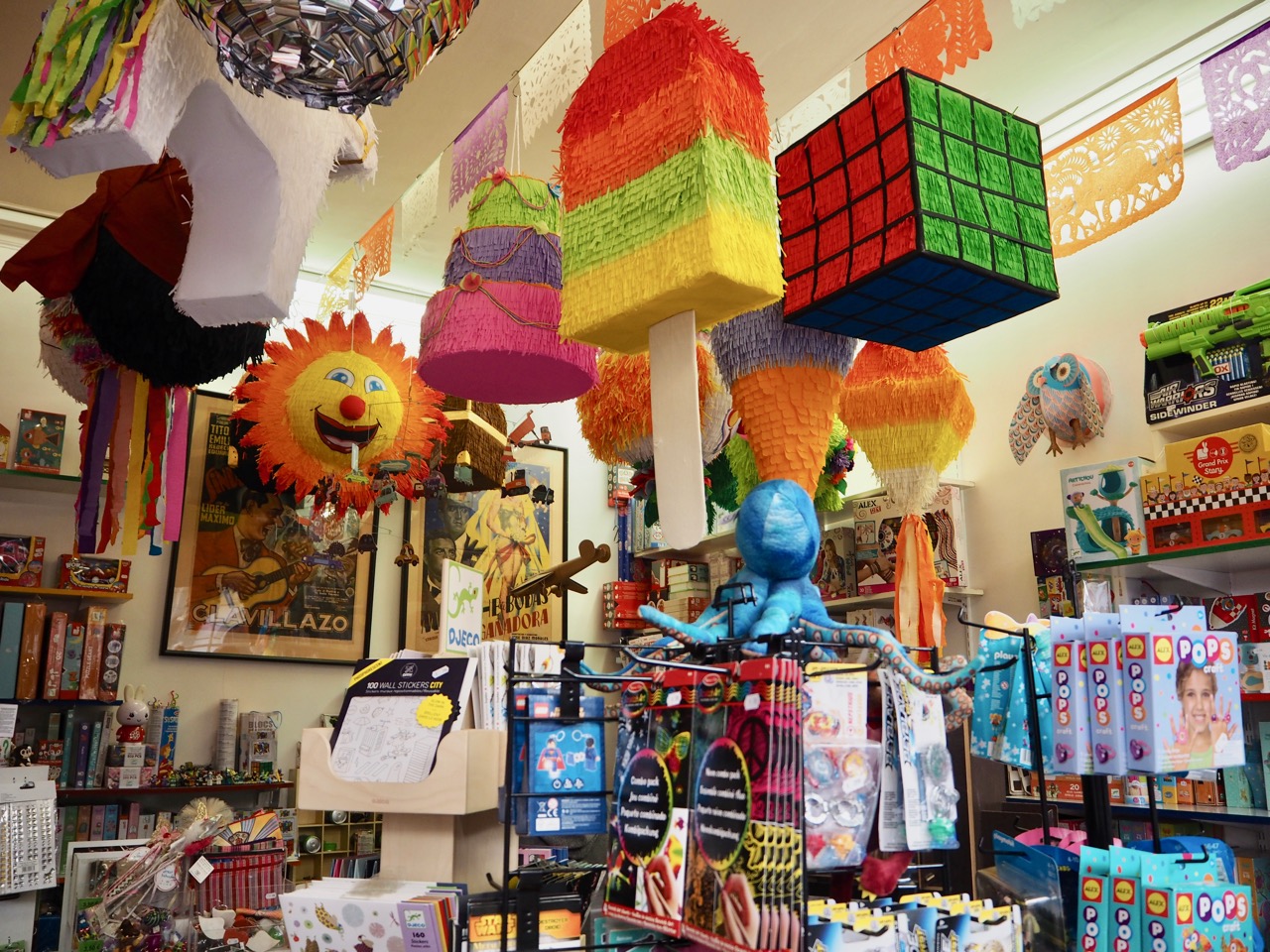 Boutique La Piñata rue des Vinaigrier : des piñatas faites à la main